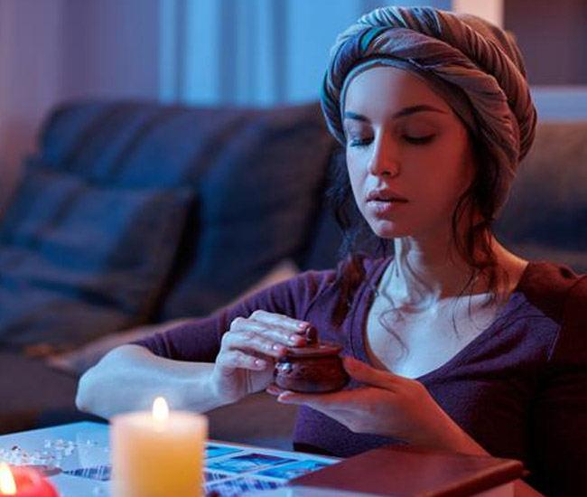Tarot Reading: How to perform a tarot reading on yourself - InstaAstro
